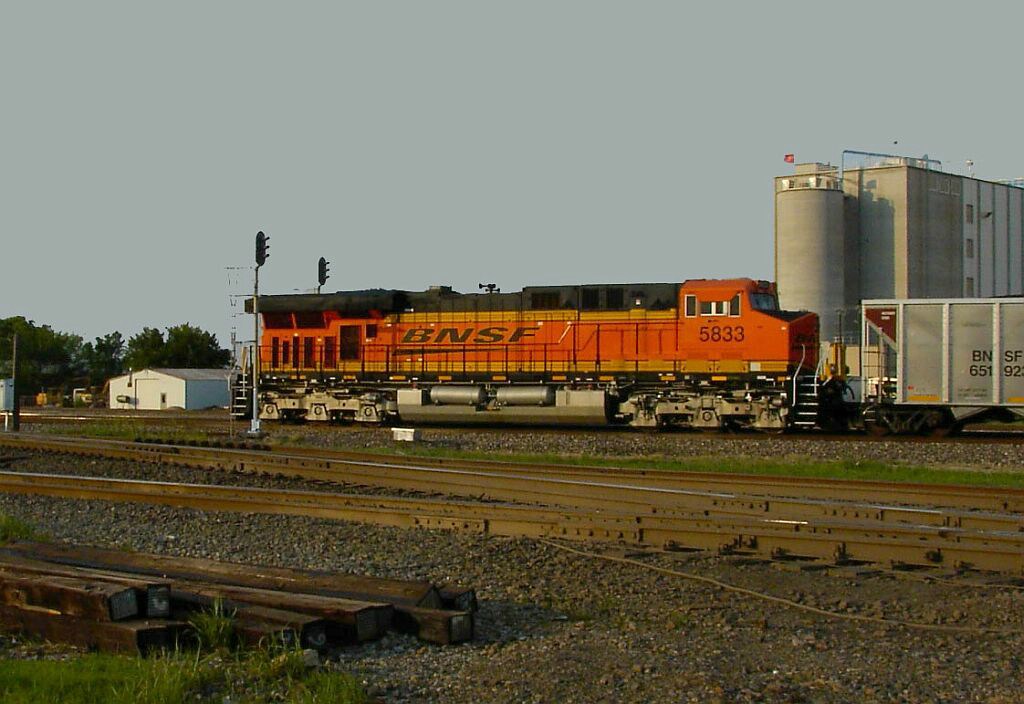 BNSF 5833